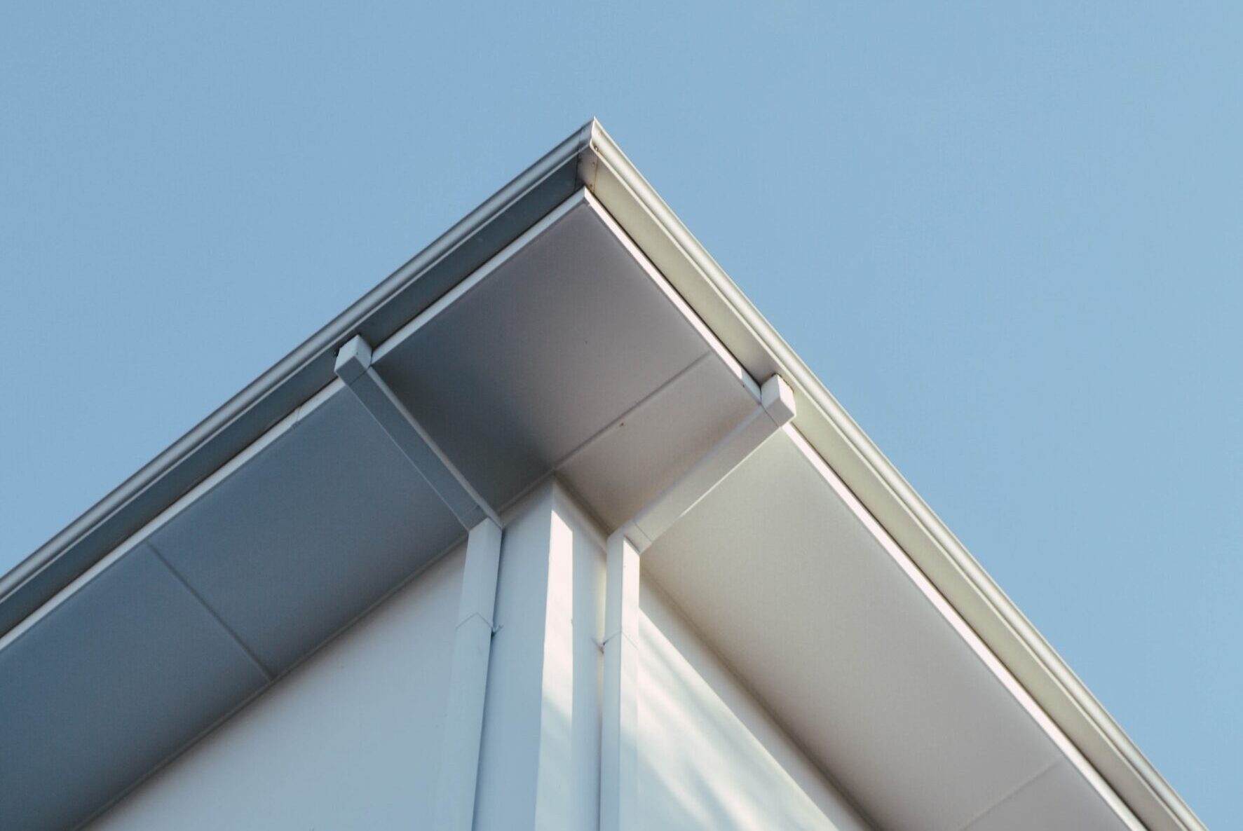 Choosing Between DIY and Professional Gutter Guard Installation